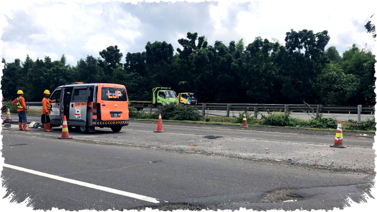 Kerusakan Parah di Tol Tangerang-Merak KM 16 & 21, Truk Alami Patah As ...