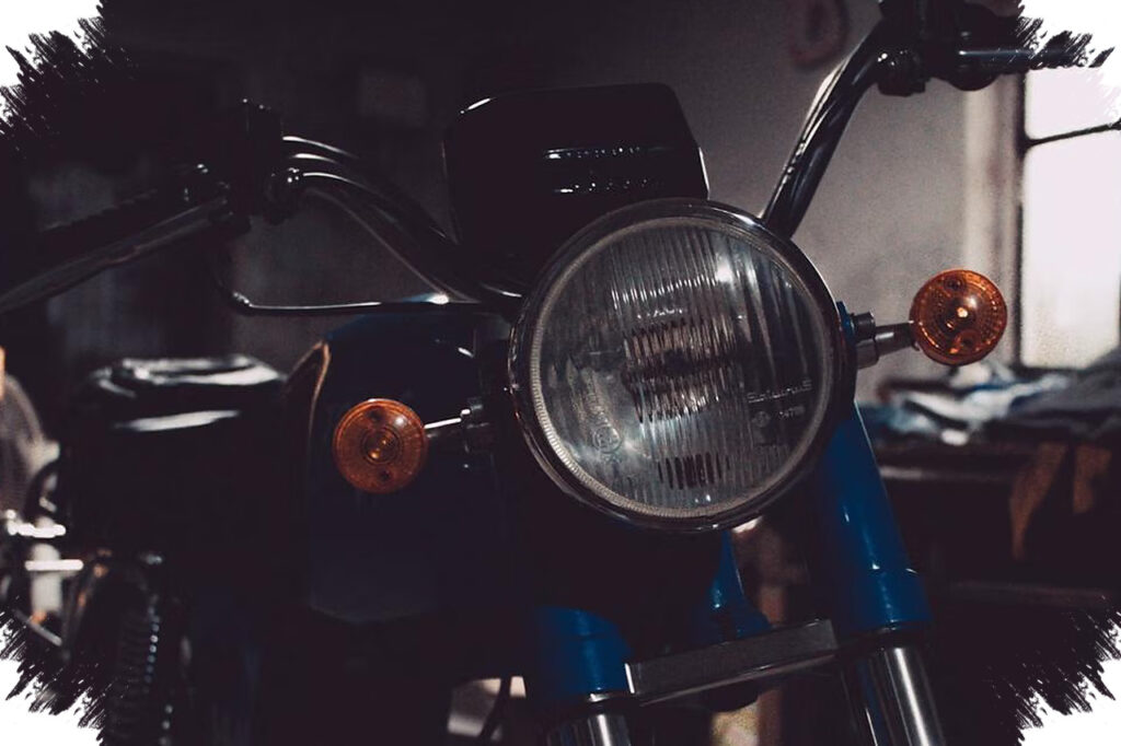 5 Kesalahan Saat Menyimpan Motor Lama Di Rumah Yang Diam-Diam Bikin Rusak