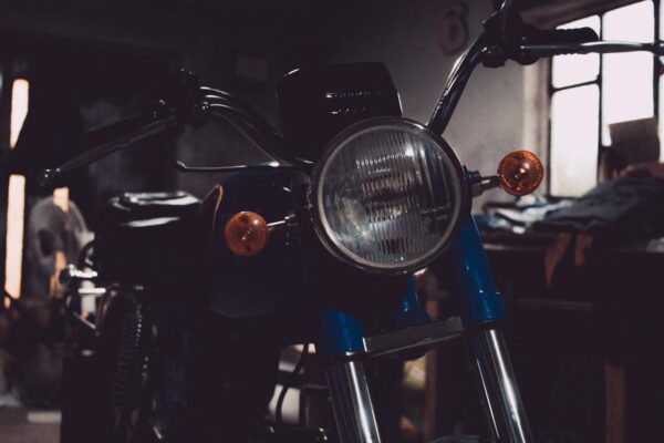 5 Kesalahan Saat Menyimpan Motor Lama Di Rumah Yang Diam-Diam Bikin Rusak
