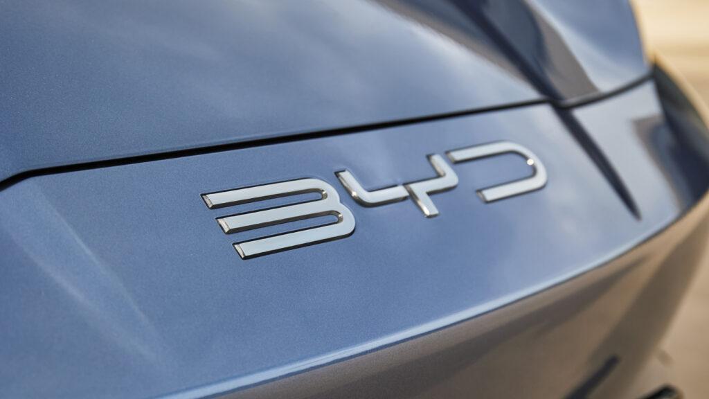 Detail Kecil Ini Mengubah Aura Kabin BYD Seal 2026, Logo Embossed-nya ...