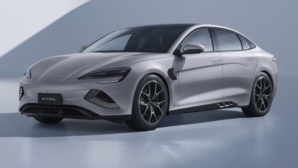 BYD Seal 2026 Punya Dua Watak, RWD Hemat atau AWD 530 PS yang Meluncur ...