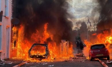 Belfast Membara Usai Penusukan, Rumah Dan Bus Warga Asing Dibakar Massa