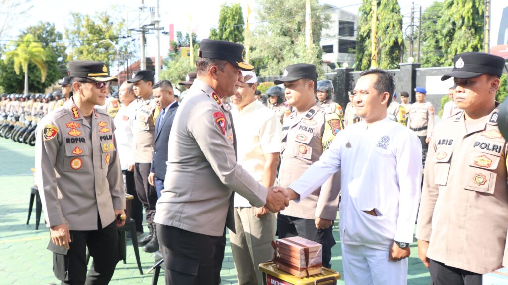 Kapolda Jatim Bagikan 2.055 Kitab Suci di Banyuwangi, Pesan Kerukunan ...
