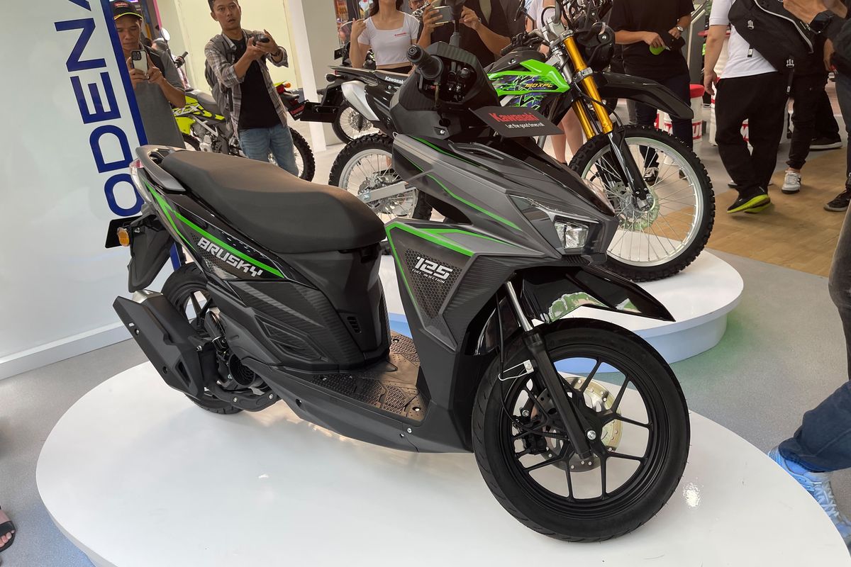 Skutik Pertama Kawasaki Ini Menusuk Vario, Tangki 5,1 Liter dan Fitur ...
