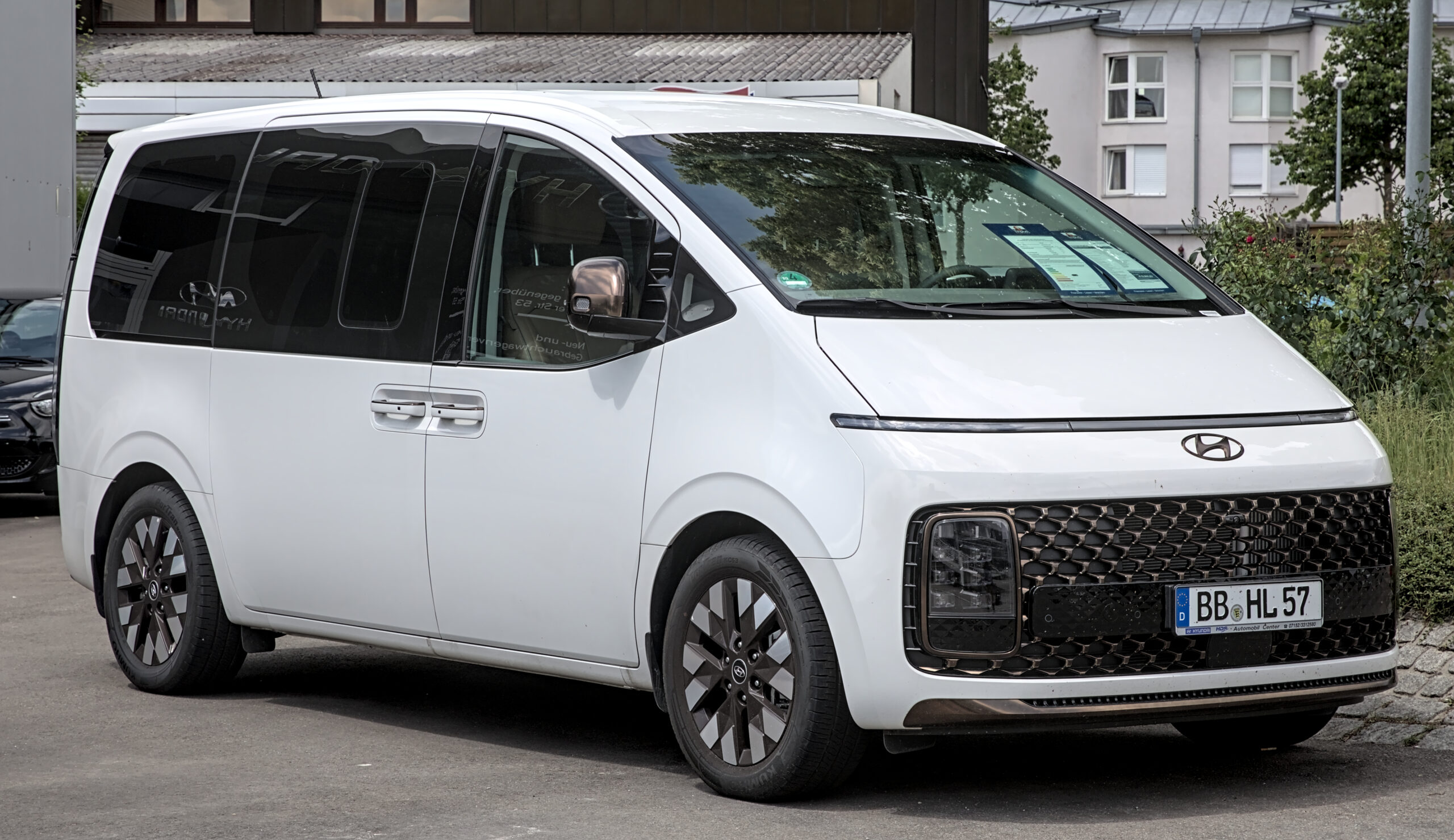 Nama Hyundai Staria Hybrid Dan EV Muncul Di Indonesia, Meluncur 2026?
